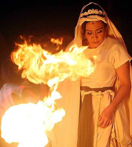 Mana Setangginya: Bila agama dijadikan kosmetik oleh ahli politik ...