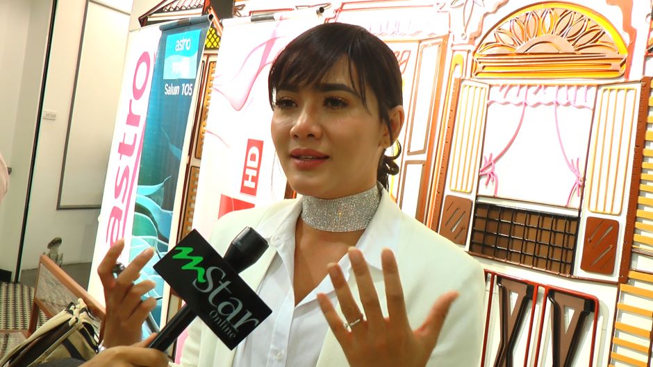 Isteri Pertama Kena Kuat, Tak Boleh Lemah - Elizad - Video | mStar