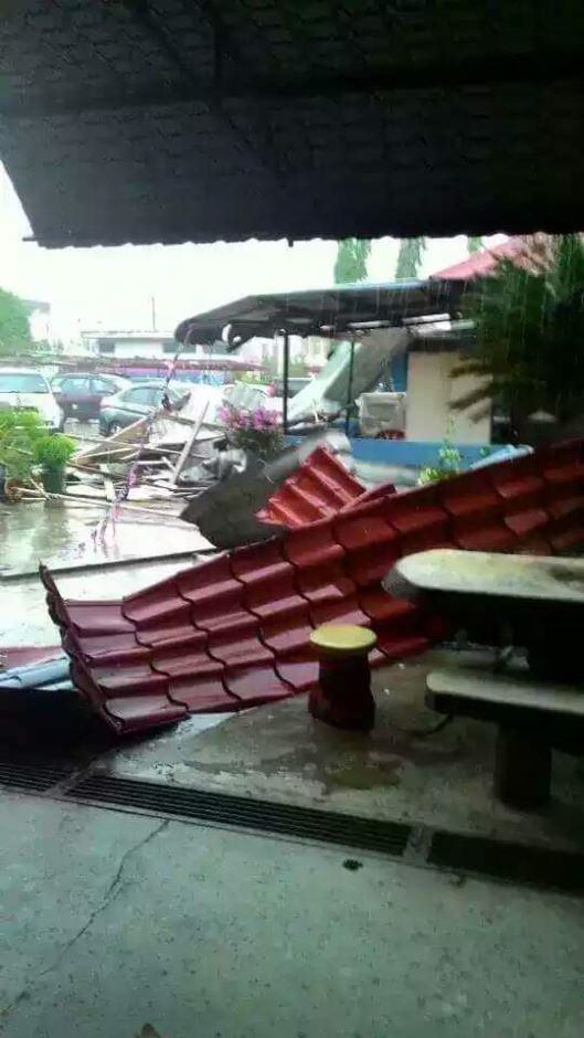 Bumbung Rumah, Kedai dan Sekolah Musnah Akibat Ribut - Video | mStar