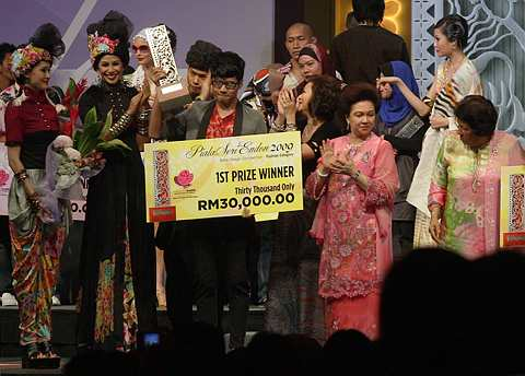 Rico Menang Piala Seri Endon 2009 Dengan Tema Republik Flora - Semasa ...