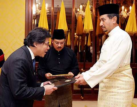Idris angkat sumpah jawatan Menteri - Semasa | mStar