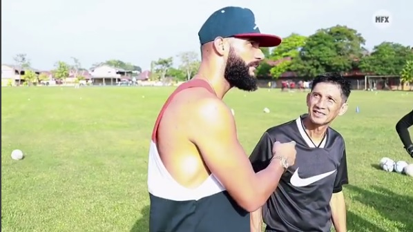 Kumpulan remaja terkejut Mat Don muncul, hadiahkan bola - Sukan | mStar