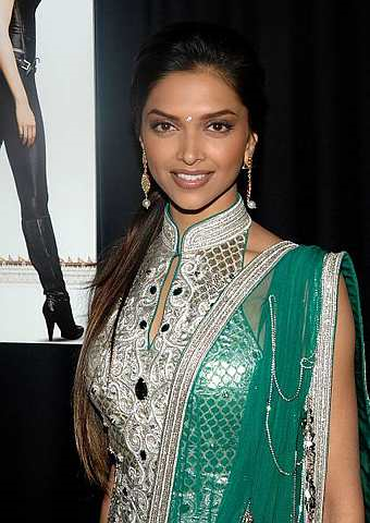 Deepika sambut 'Valentine' dengan keluarga tersayang - Hiburan | mStar