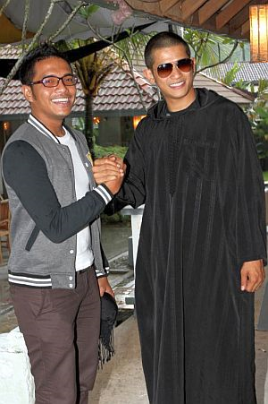 Johan As'ari Azam Lengkapkan Solat Lima Waktu - Hiburan | mStar