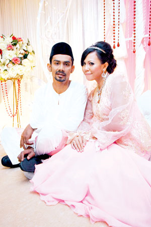 Kereta Langgar Pokok, Anak Julie Dahlan Cedera Ringan - Hiburan | mStar