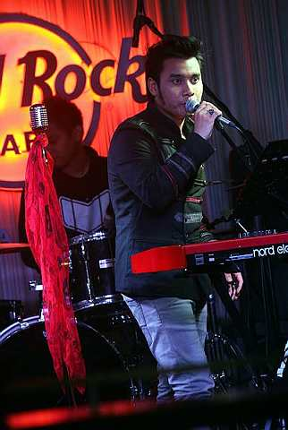 Skarf Di Mikrofon Imej Awi Rafael - Hiburan | mStar