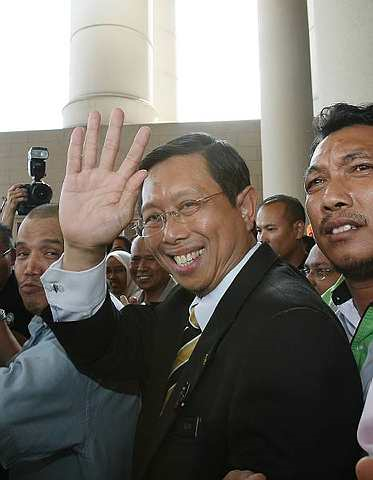 Nizar kembali MB Perak selepas 96 hari - Semasa | mStar