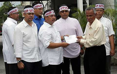 Pemuda Umno & Perkasa Berhimpun Pertahan Utusan Di Hadapan Ibu Pejabat ...