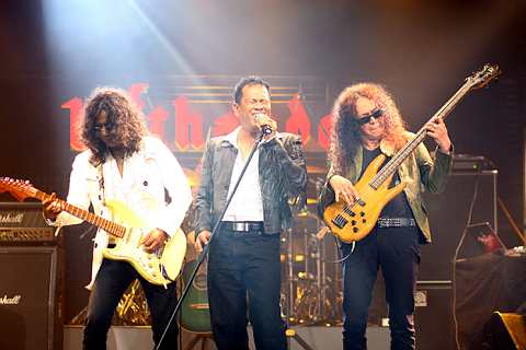 Konsert '3 Gegaran' Gabung Kumpulan Rock 'Otai' - Hiburan | mStar